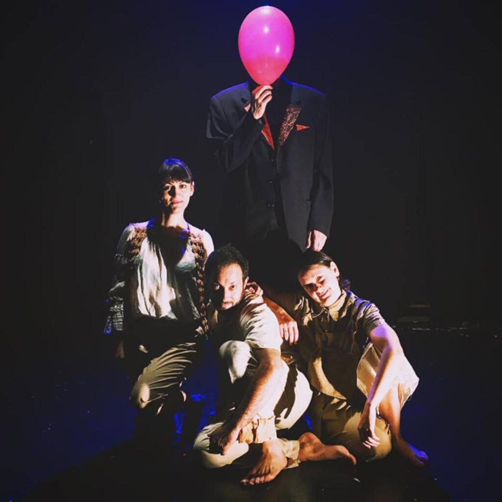 La storia del Signor Naif, arlecchino in un mondo in bianco e nero ...